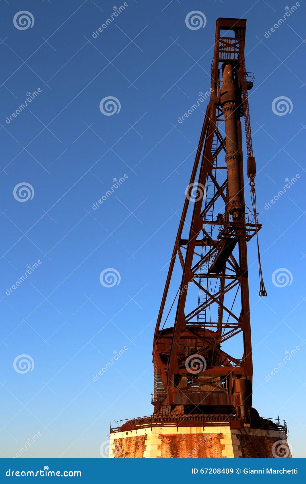 Oude Kraan stock afbeelding. Image of gebouw, aanwakkeren - 67208409