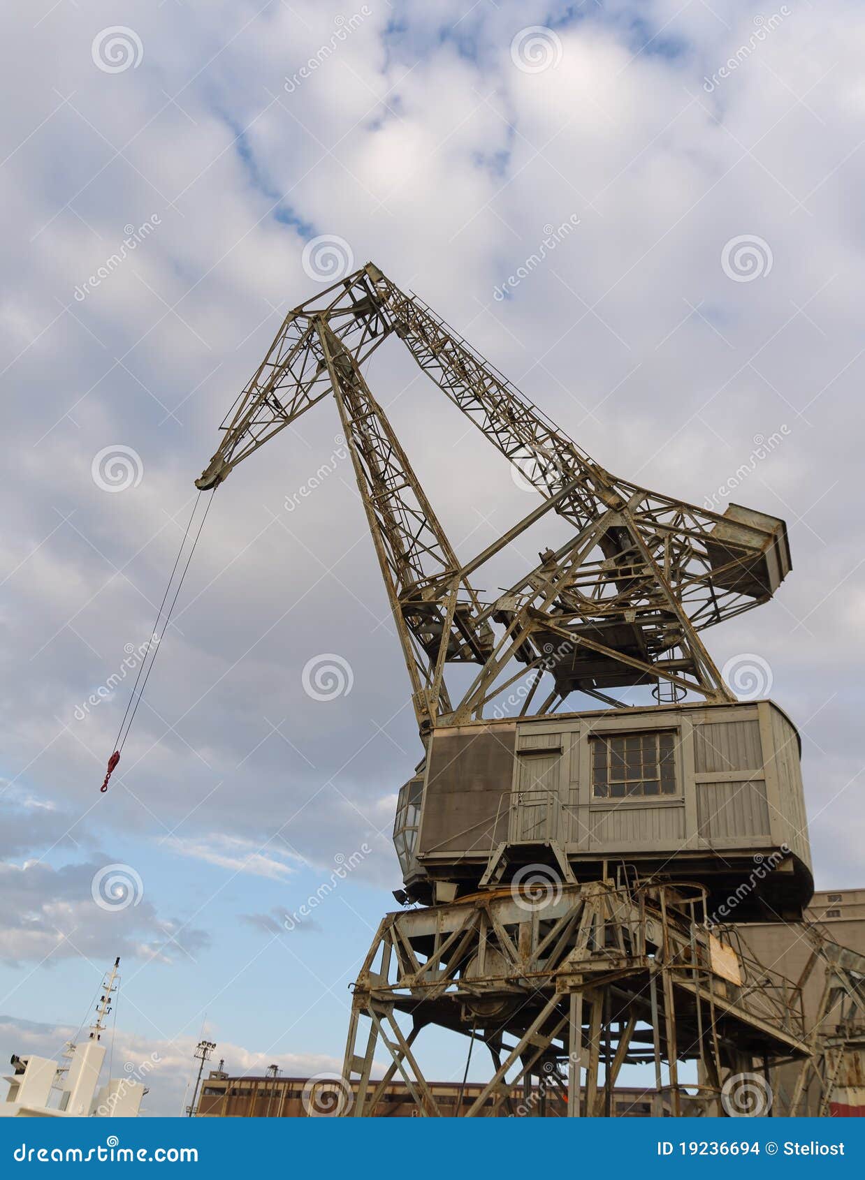 Oude kraan bij haven stock foto. Image of bewolkt, haven - 19236694