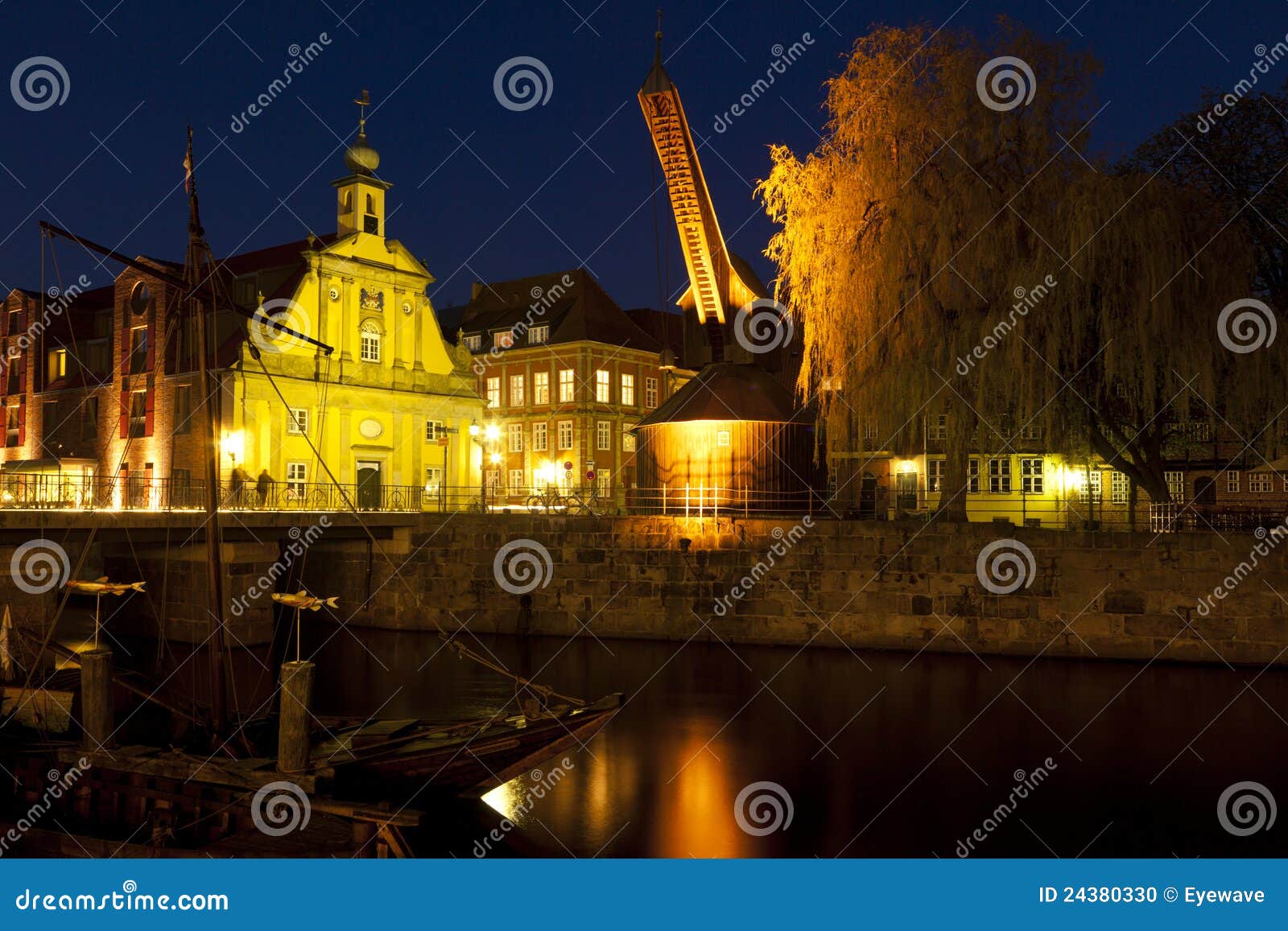 Oude Kraan Bij Haven Lunenburg Stock Foto - Image of schip, duitsland ...