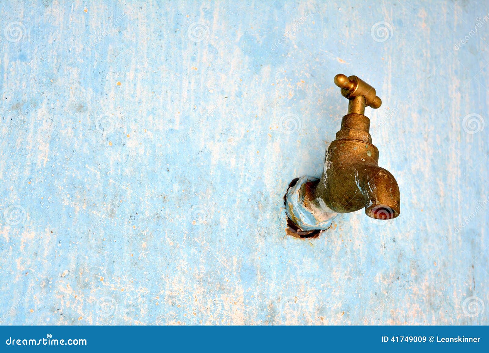 Oude Kraan in Langzaam Verdwenen Muur Stock Afbeelding - Image of ...