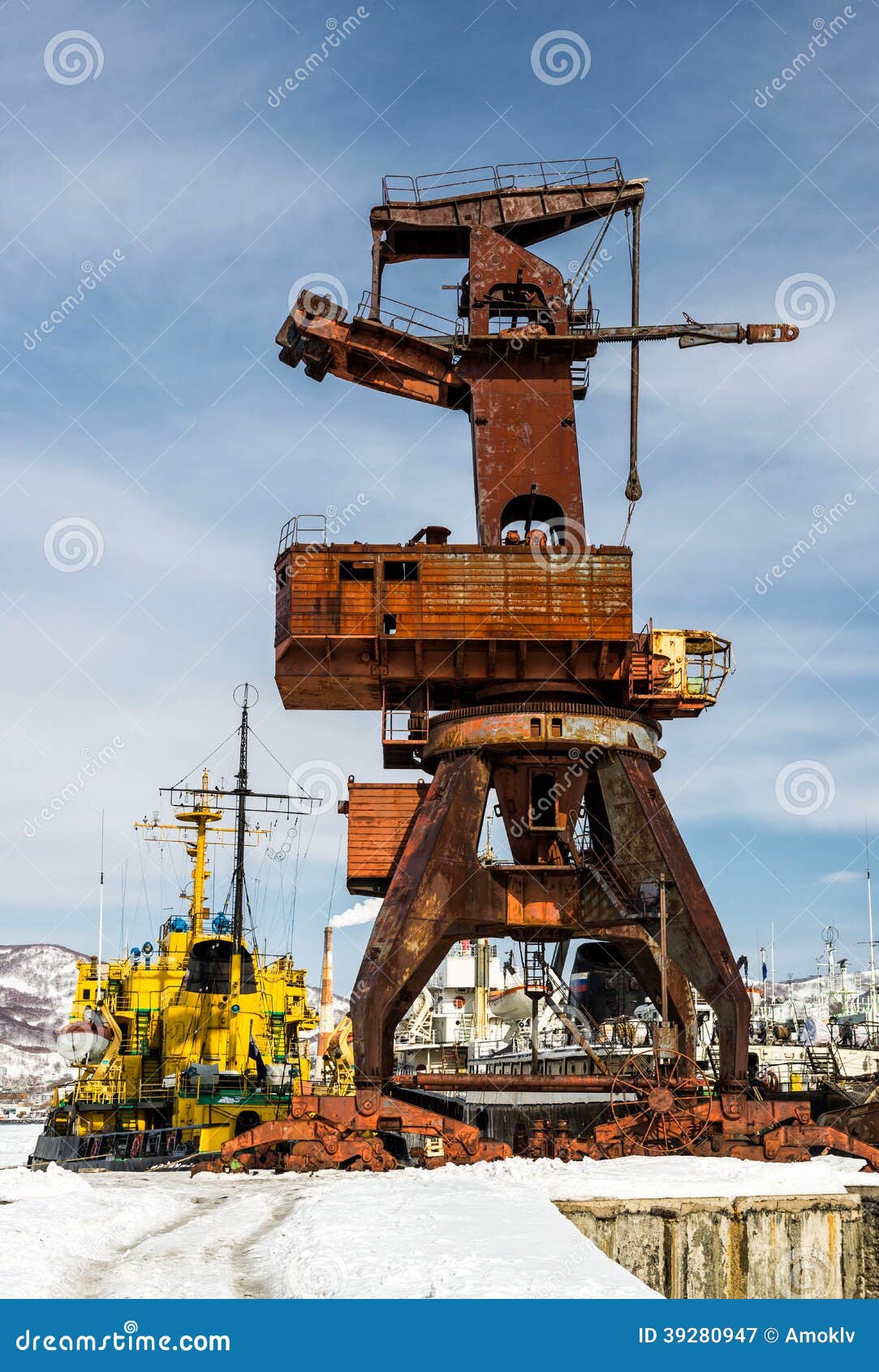 Oude kraan op zeehaven stock afbeelding. Image of verzending - 39280947