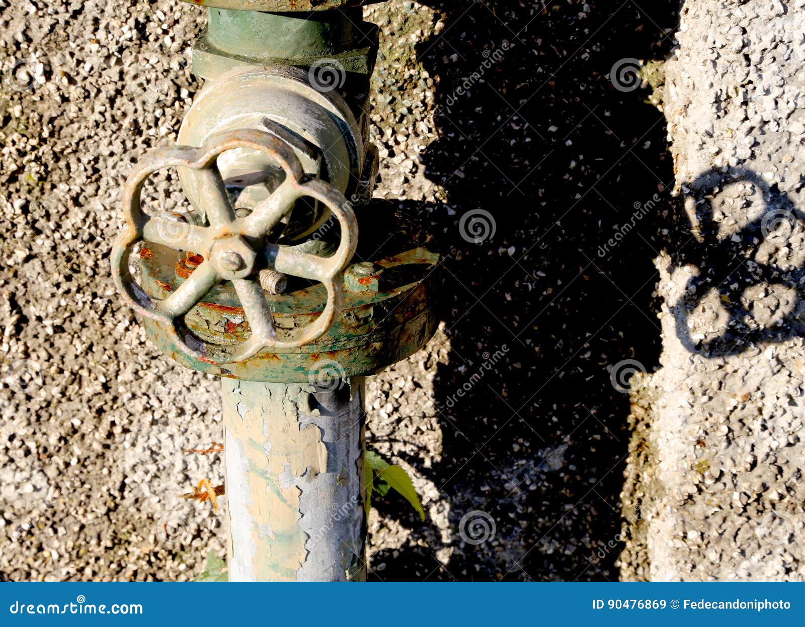 Oude kraan van een tuin stock afbeelding. Image of hulpmiddelen - 90476869