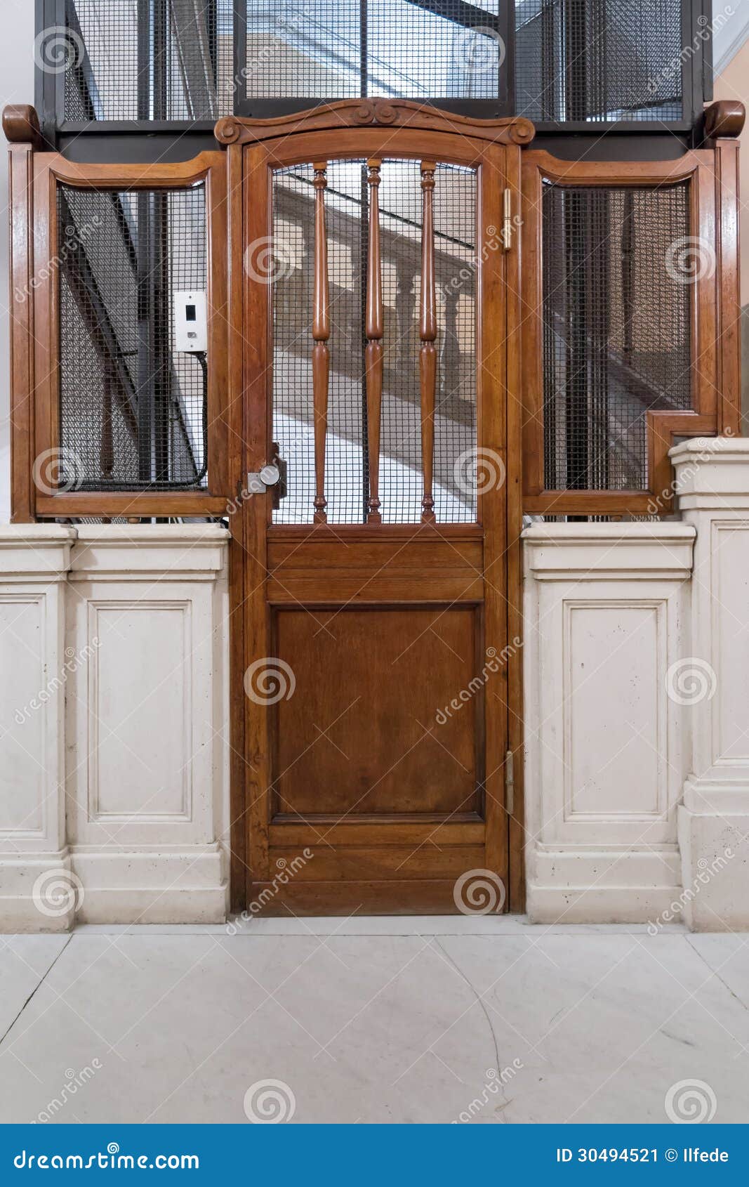 Oude lift stock afbeelding. Image of vloer, architectuur - 30494521