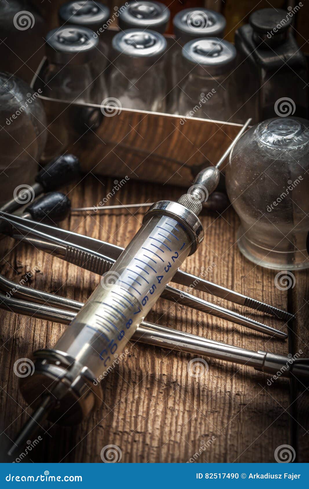 Oude medische instrumenten stock foto. Image of naald - 82517490