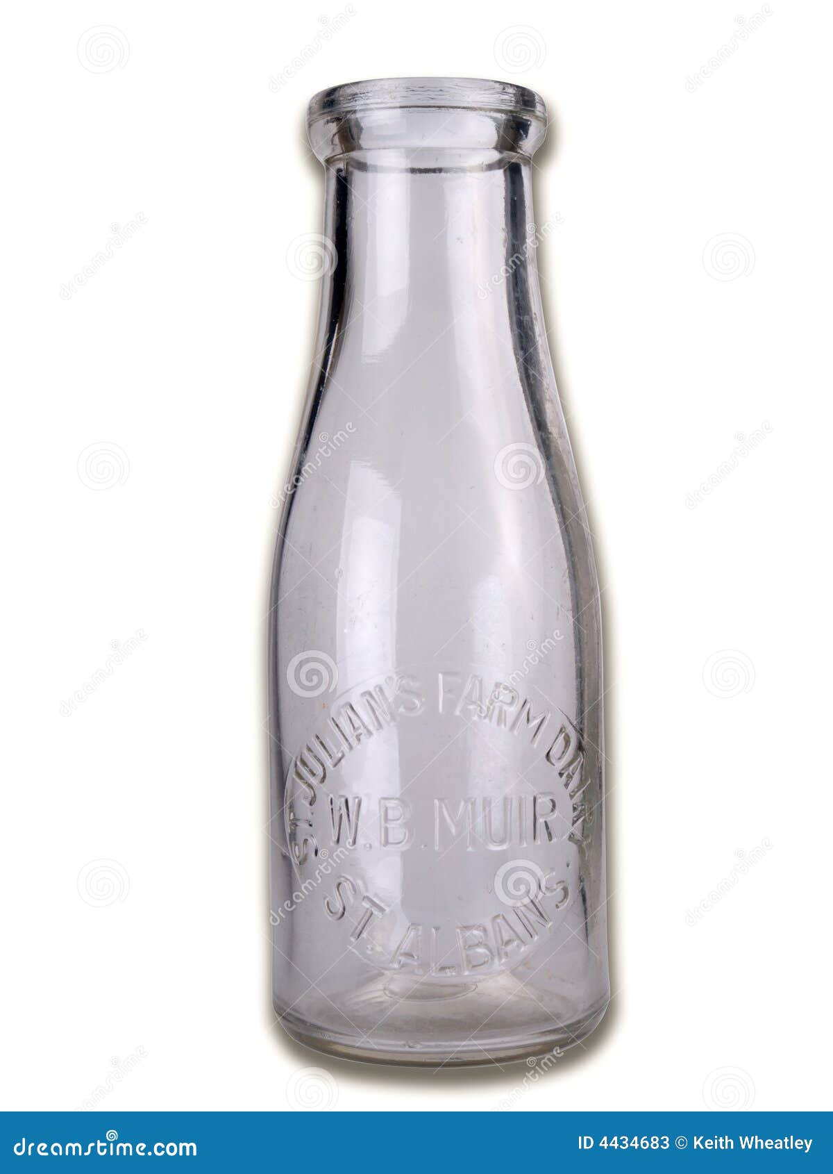 Oude melkfles stock afbeelding. Image of verticaal, zuivelfabriek - 4434683