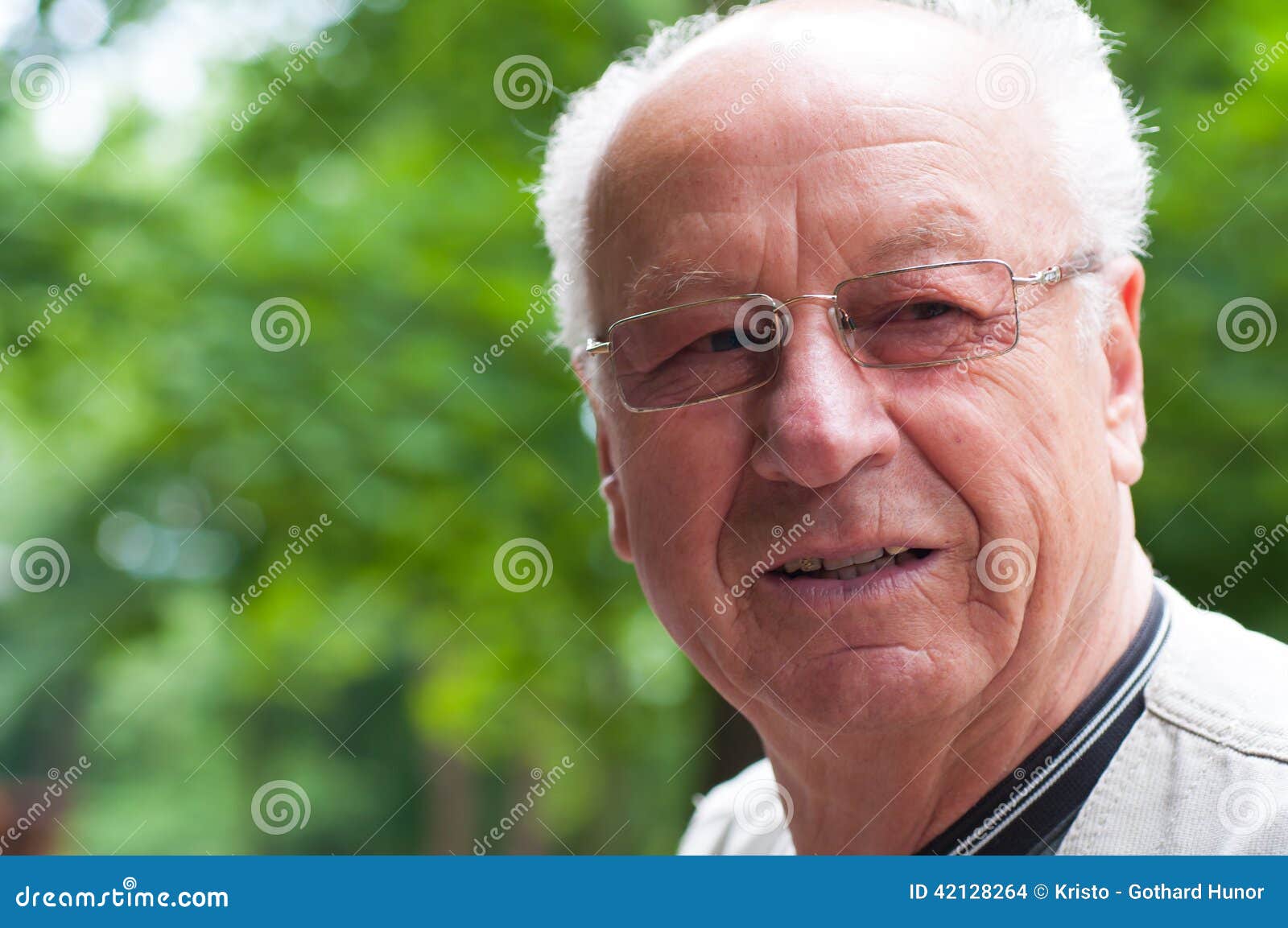 Oude mens stock foto. Image of bejaarden, tand, groen - 42128264