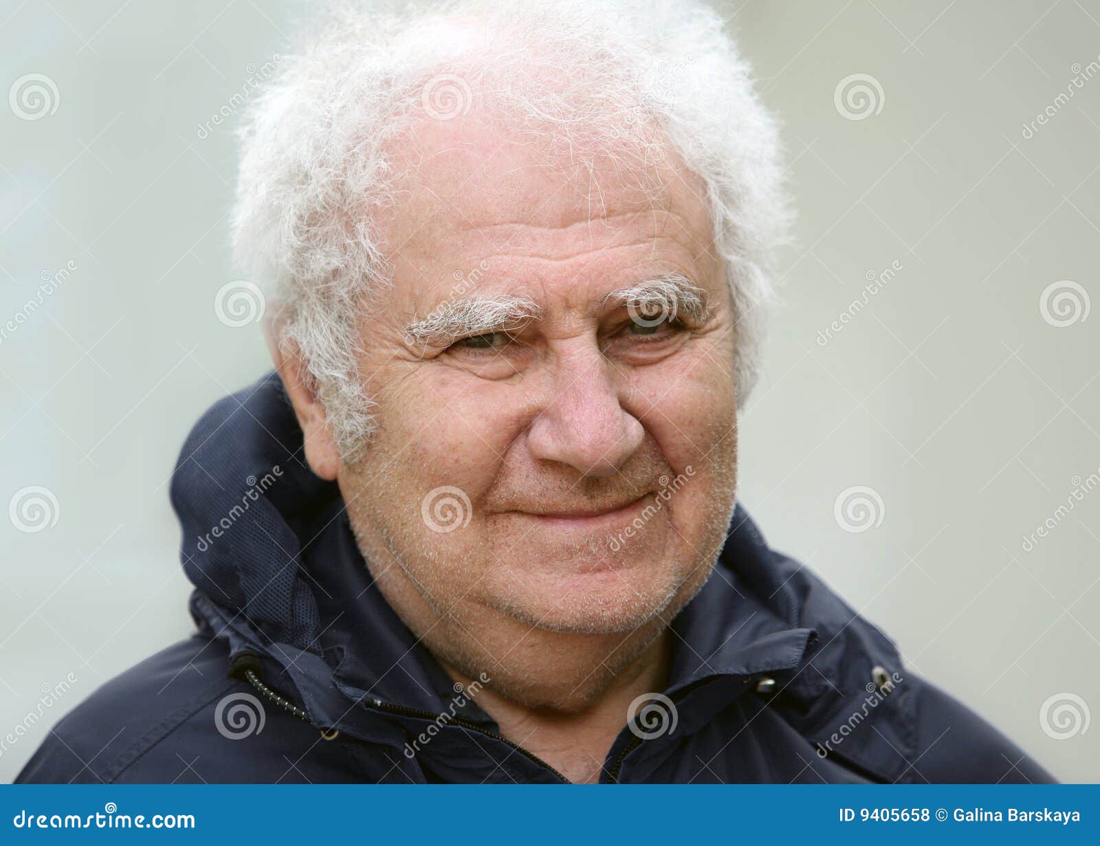 Oude mens stock foto. Image of glimlachen, grijs, persoon - 9405658