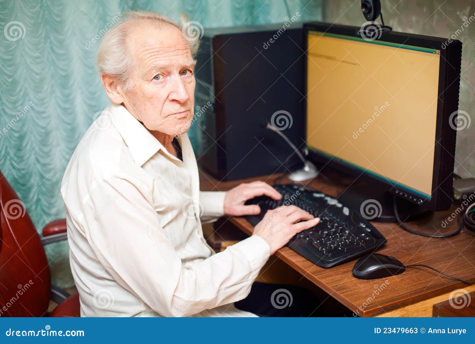 Oude Mens Die Aan Computer Werkt Stock Afbeelding - Image of uitziend ...