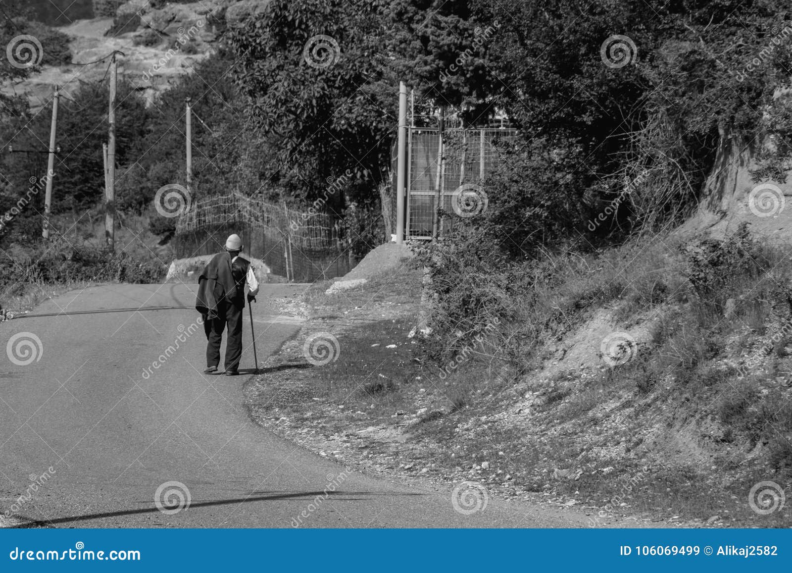 Oude Mens Die Alleen Langs De Weg Lopen Redactionele Stock Afbeelding ...