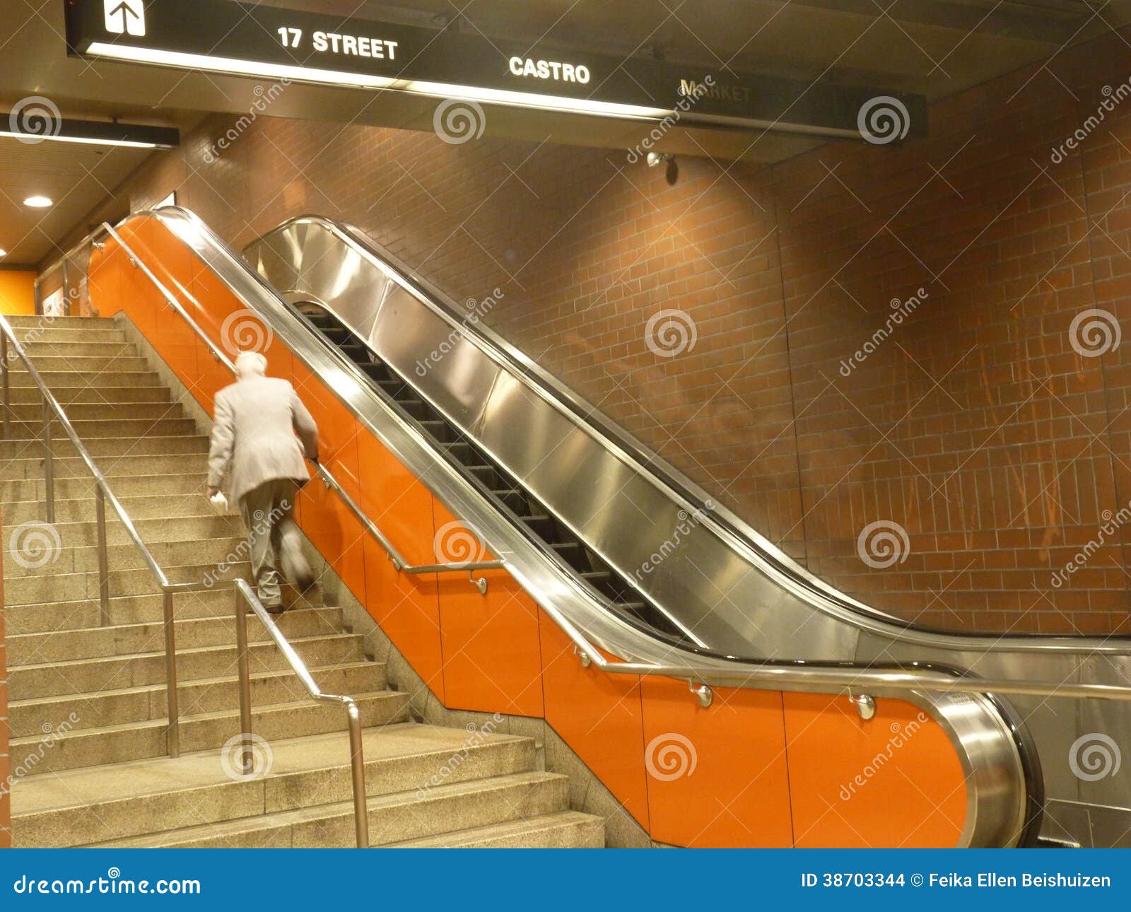 Oude Mens en een Roltrap stock foto. Image of trap, roltrappen - 38703344