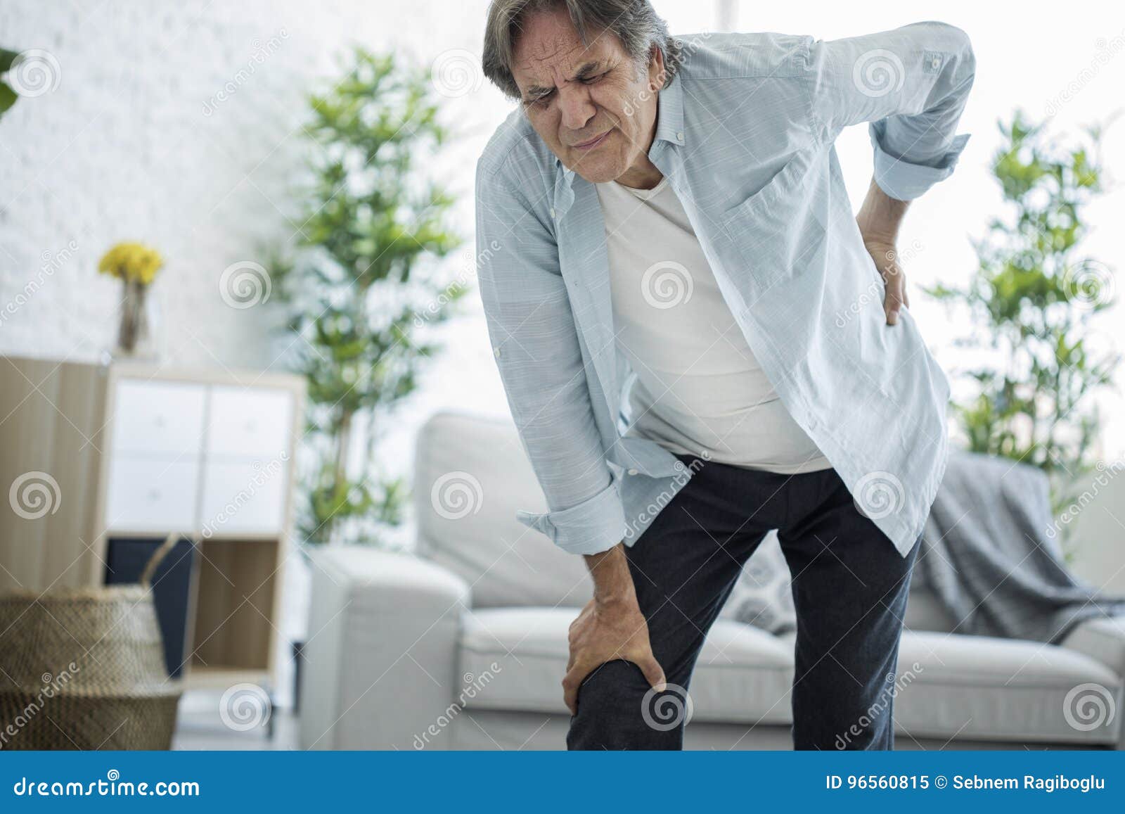 Oude mens met rugpijn stock afbeelding. Image of binnen - 96560815