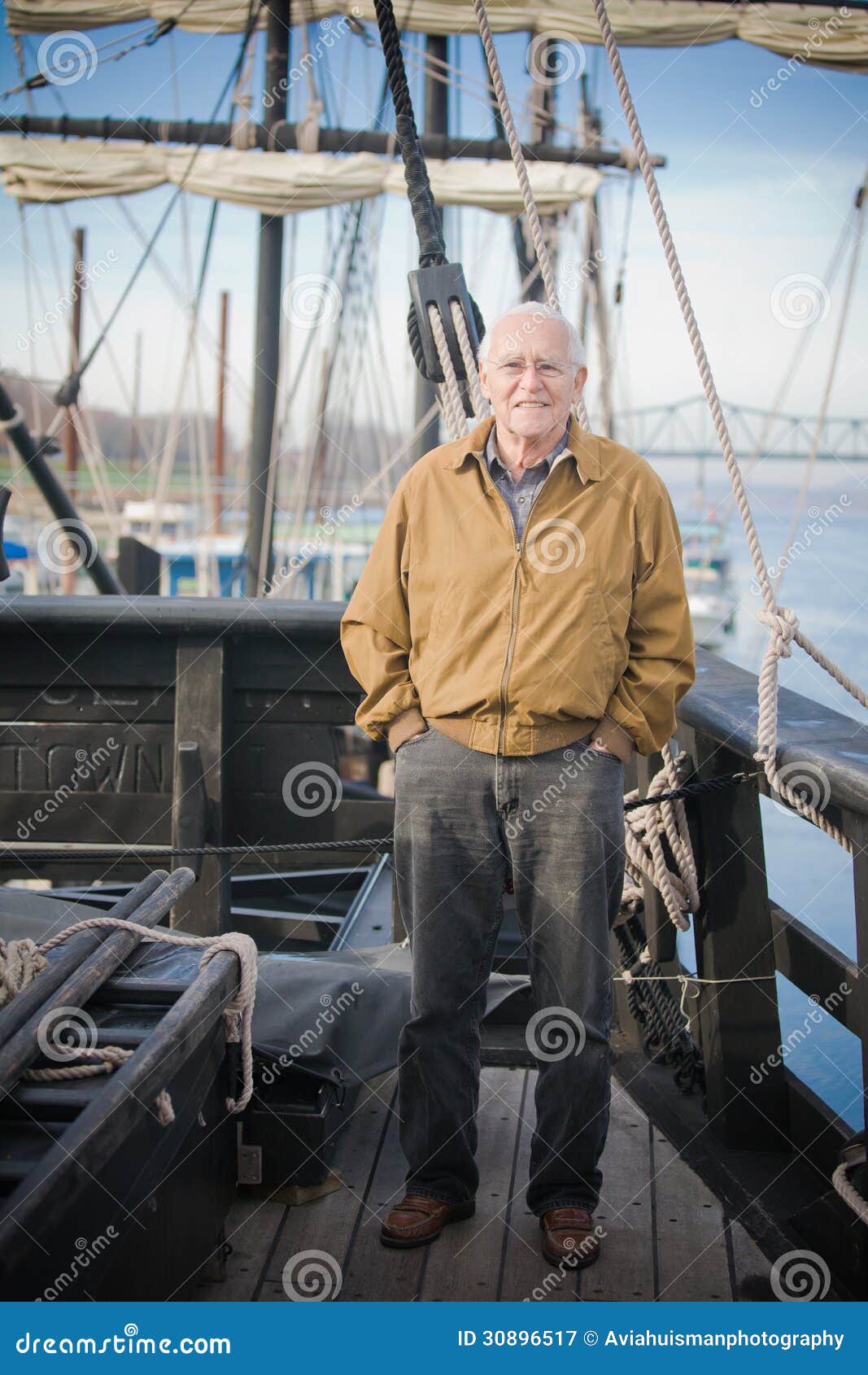 Oude Mens op een Schip stock afbeelding. Image of bejaarden - 30896517