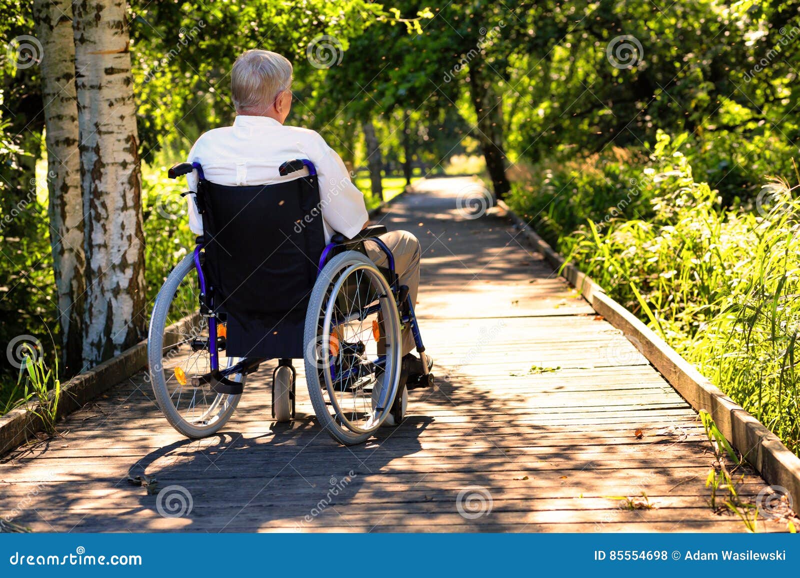 Oude Mens Op Rolstoel Op De Weg in Het Park Stock Foto - Image of ...