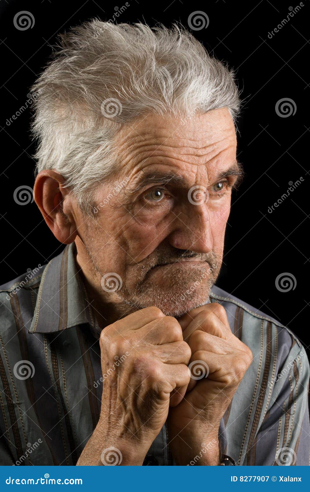 Oude Mens Op Zwarte Achtergrond Stock Afbeelding - Image of rijp, mens ...