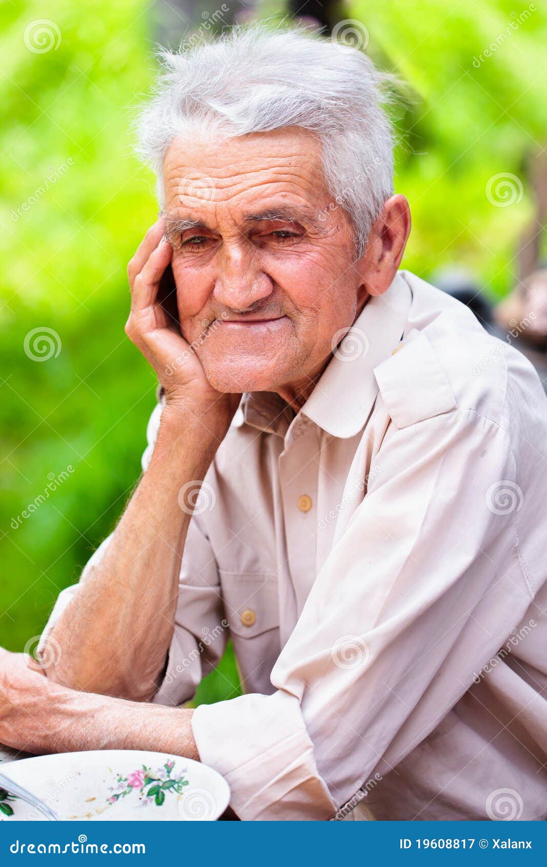 Oude mens openlucht stock afbeelding. Image of oudste - 19608817