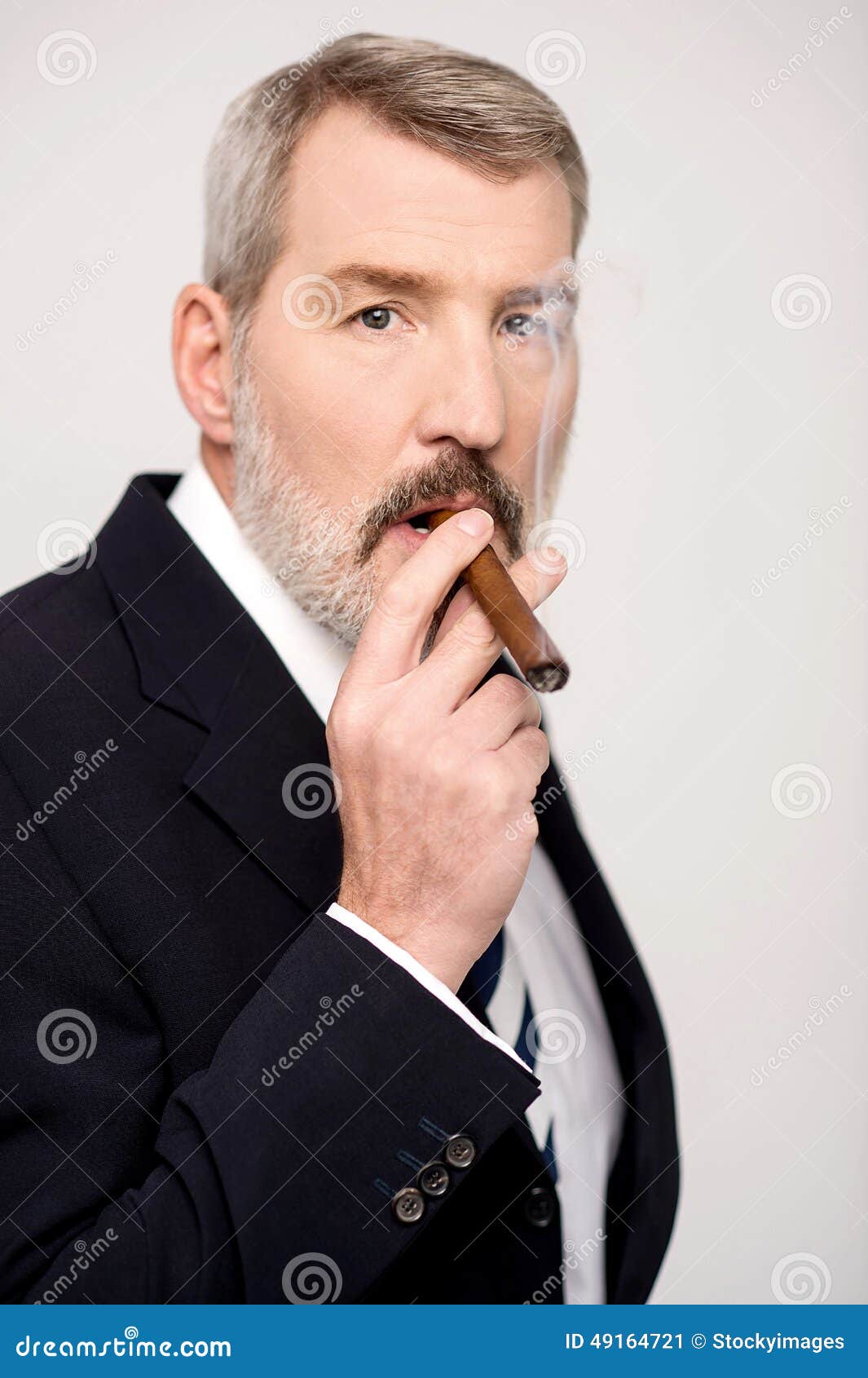 Oude Mensen Rokende Sigaar Over Wit Stock Afbeelding - Image of ...