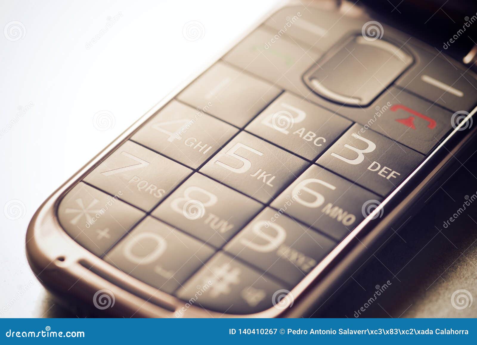 Oude mobiele telefoon stock afbeelding. Image of knoop - 140410267