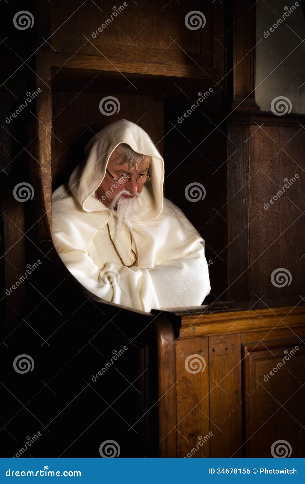 Oude Monnik in Donkere Kerk Stock Foto - Image of christen, persoon ...