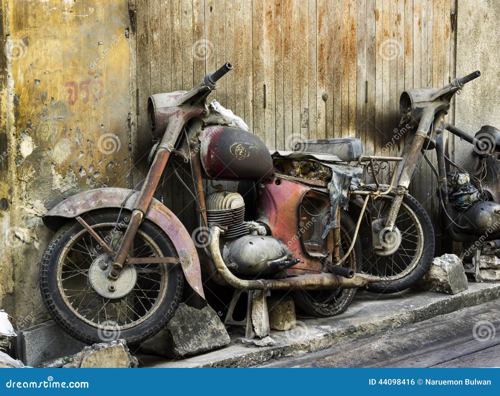 Oude motor stock foto. Image of verouderd, helling, motor - 44098416