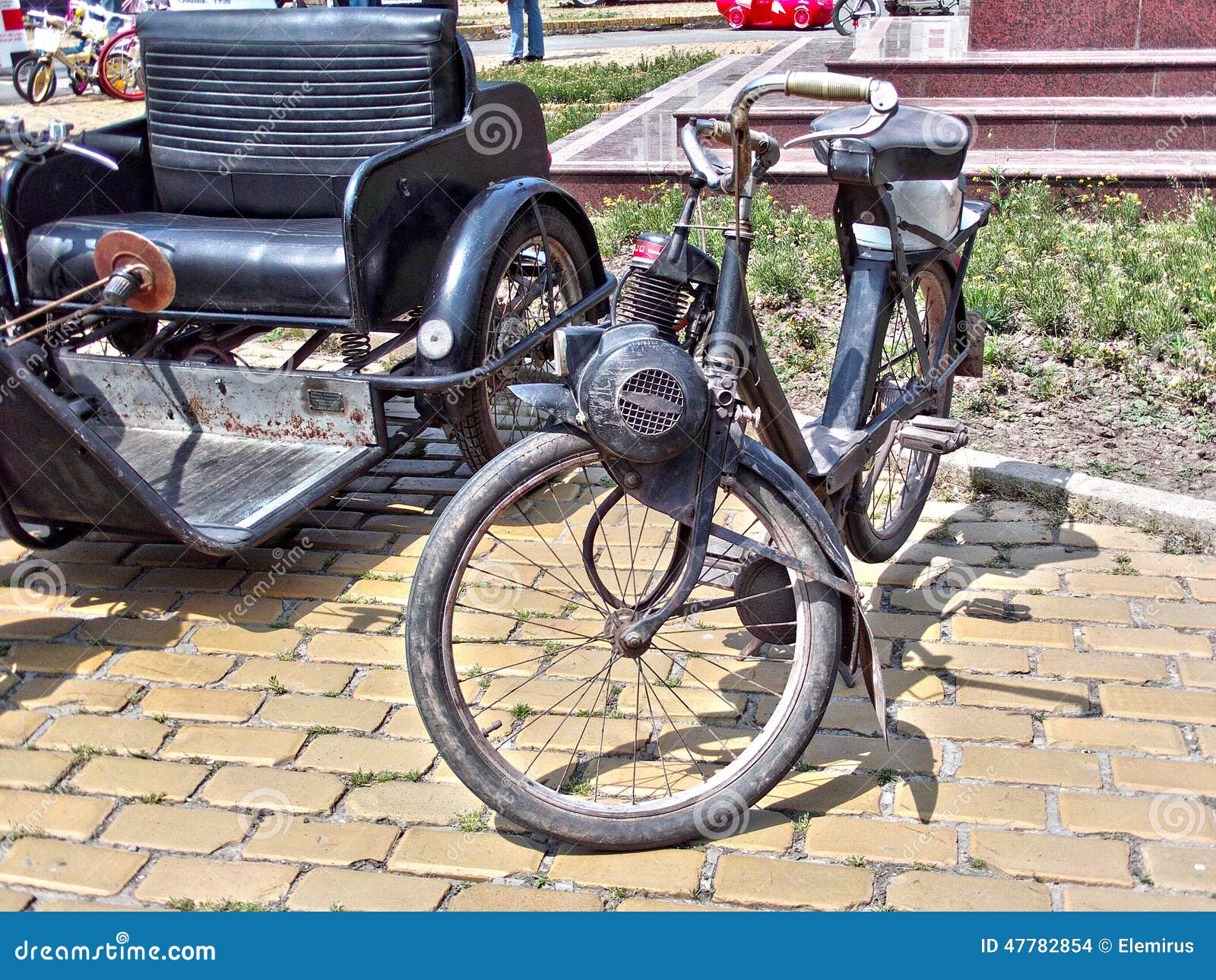 Oude motor stock foto. Image of retro, banden, wind, reis - 47782854
