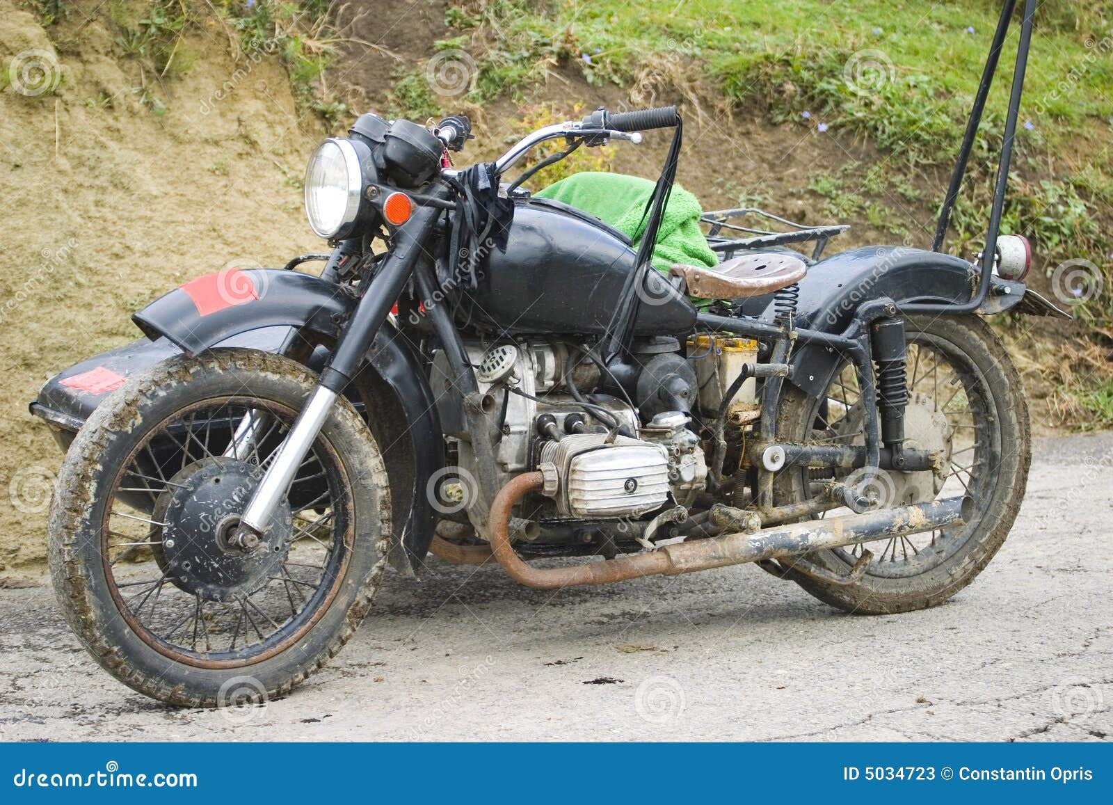 Oude Motorfiets Met Zijspan Stock Afbeelding - Image of reis, vervoer ...