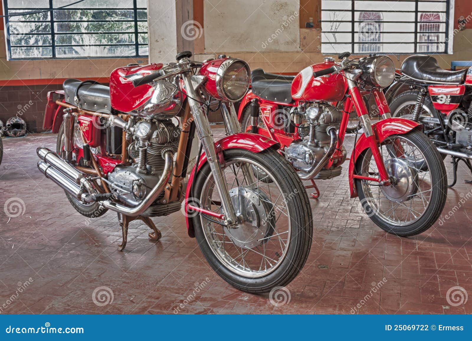 Oude motorfietsen Ducati redactionele fotografie. Image of herstel ...