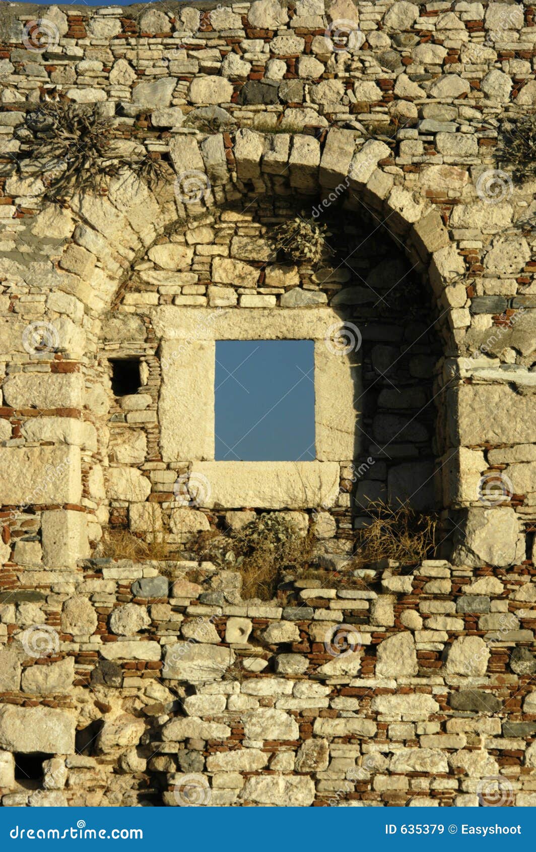 Oude muur stock afbeelding. Image of kasteel, venster, stenen - 635379