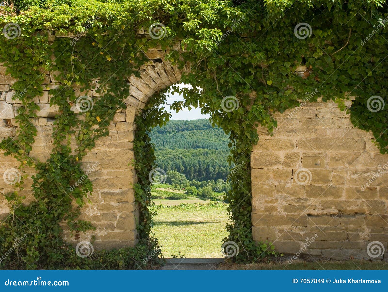 Oude muur met boog stock afbeelding. Image of architectuur - 7057849