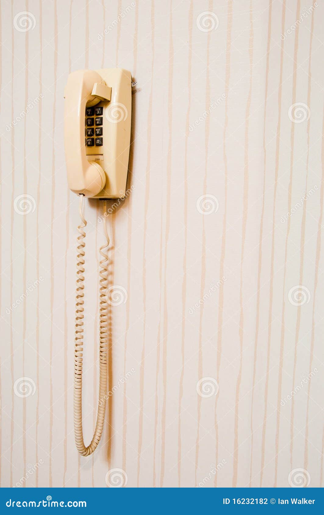 Oude Muur Opgezette Telefoon. Stock Foto - Image of telefoon, bruin ...