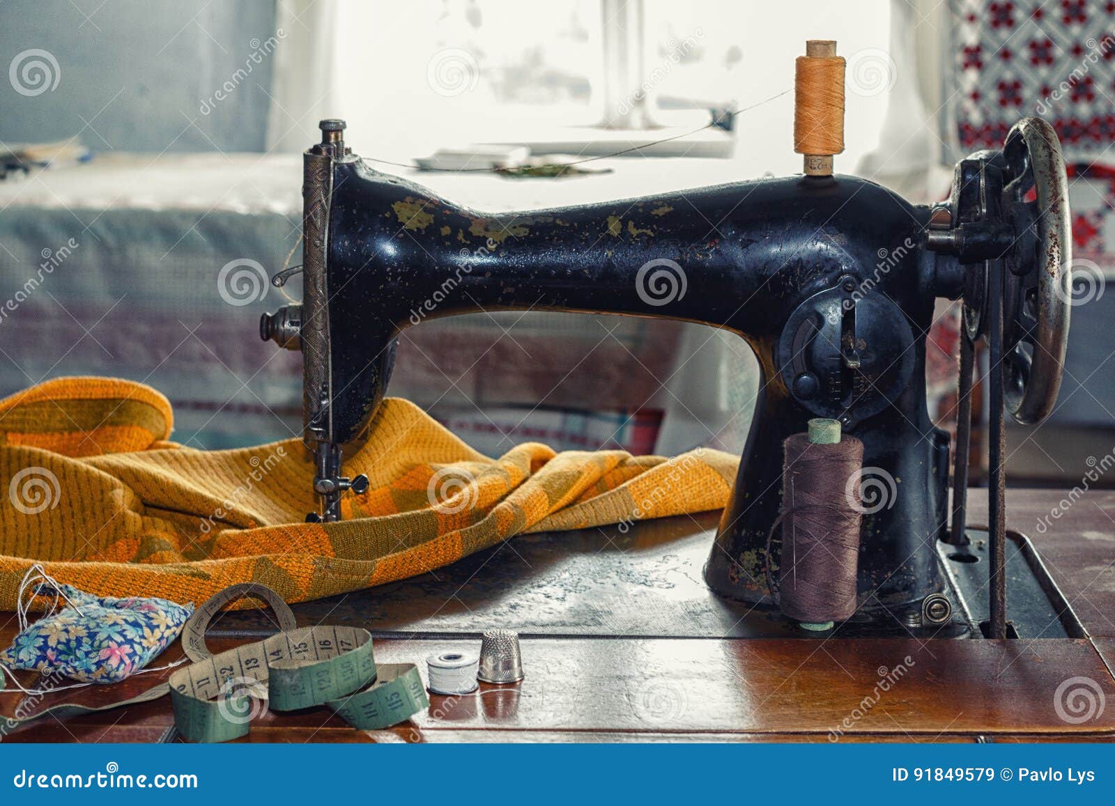 Oude naaimachine stock afbeelding. Image of naaien, retro - 91849579