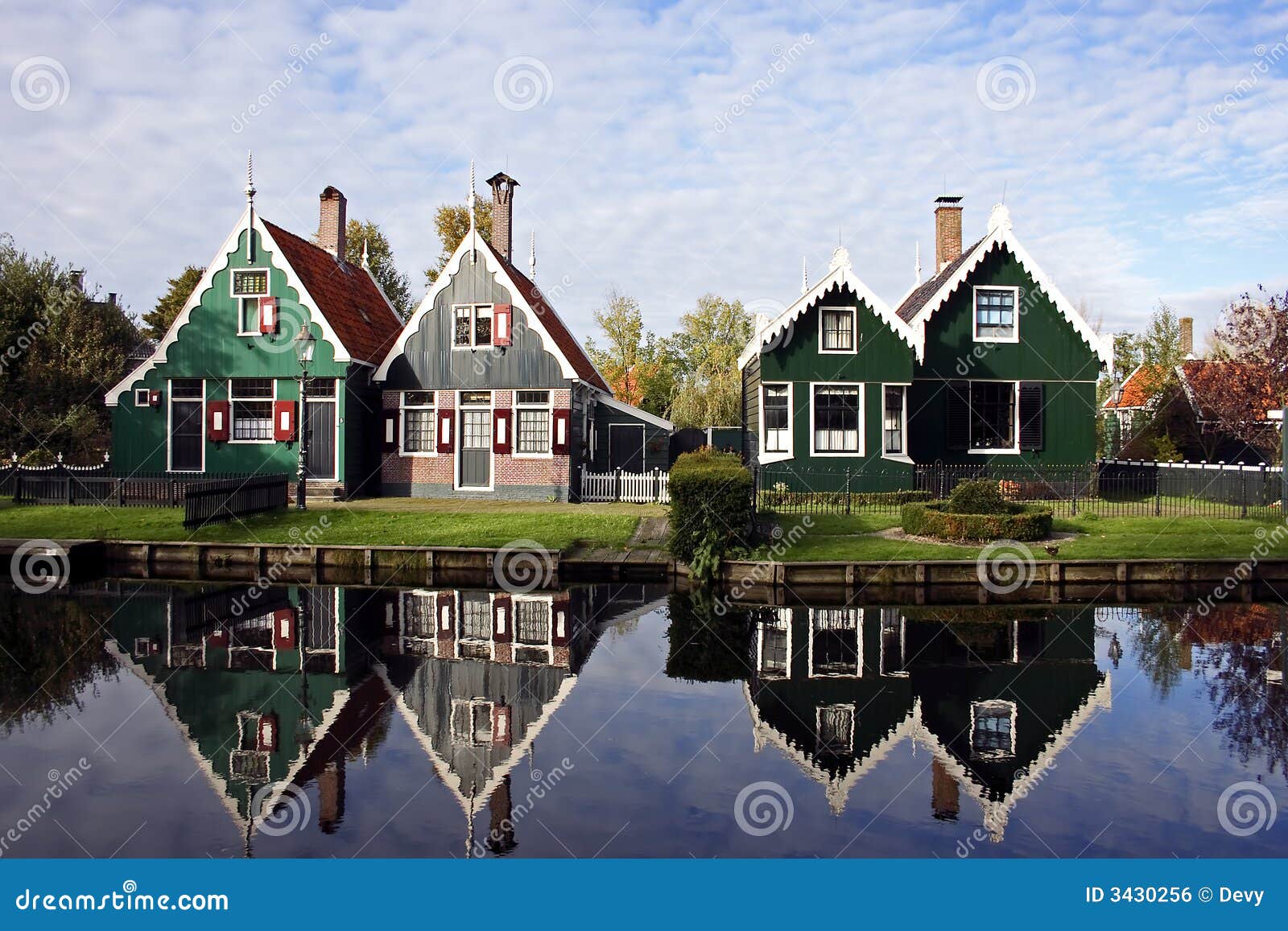 Oude Nederlandse Huizen in Holland Stock Foto - Image of hout ...