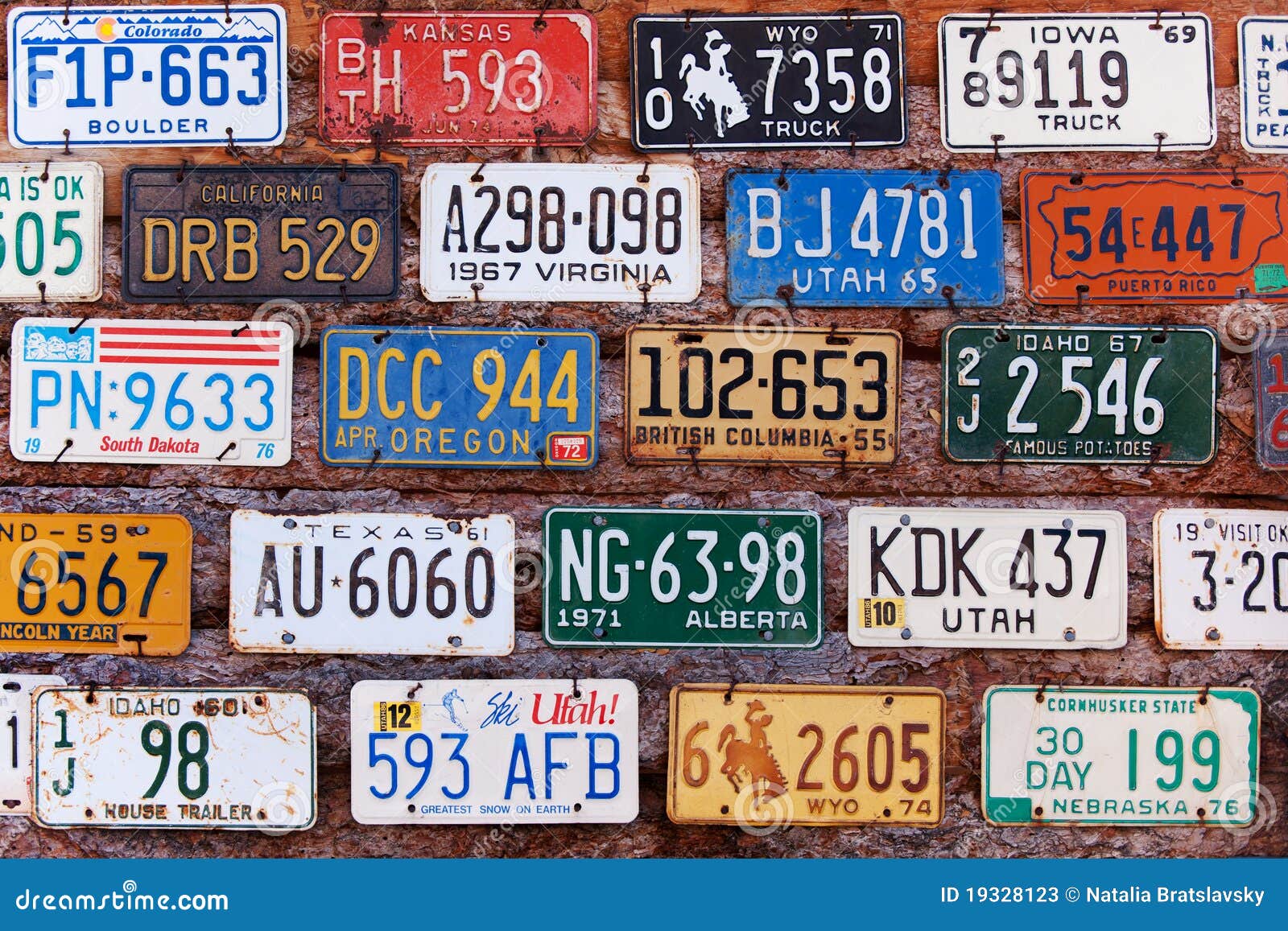 Oude nummerplaten redactionele stock foto. Image of plaat - 19328123