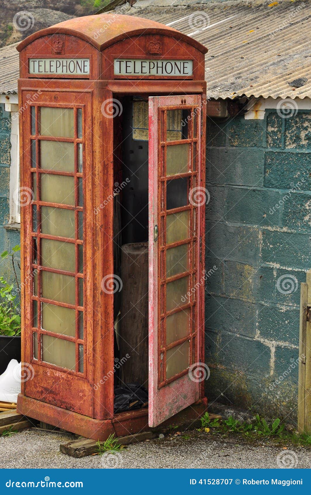 Oude Ontmantelde Engelse Telefooncel Stock Afbeelding - Image of ...