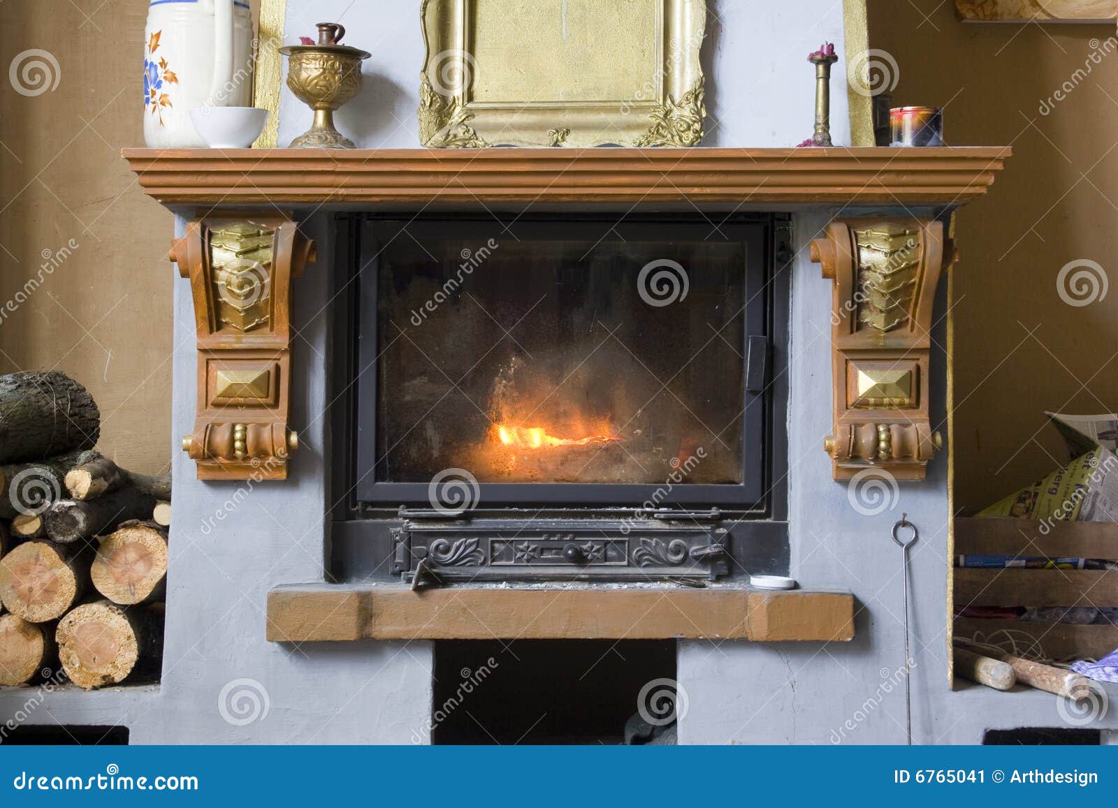 Oude open haard stock afbeelding. Image of brandhout, schoorsteen - 6765041