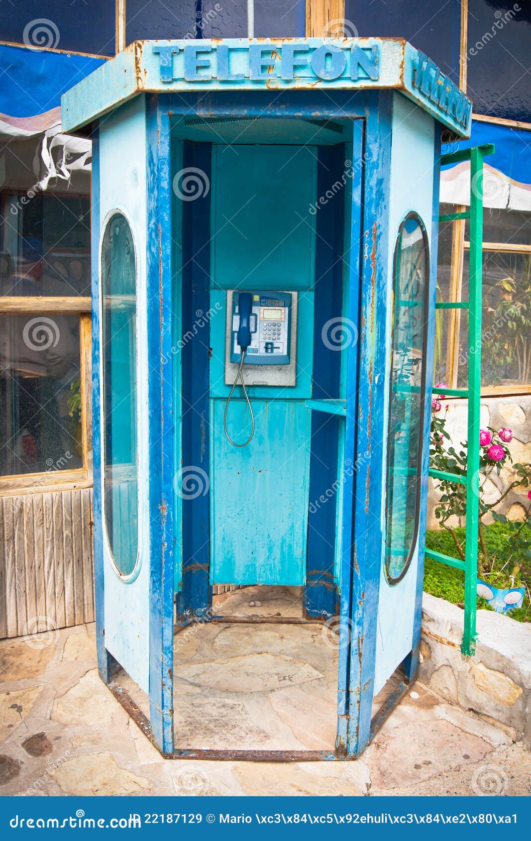 Oude openbare telefooncel stock afbeelding. Image of mededeling - 22187129