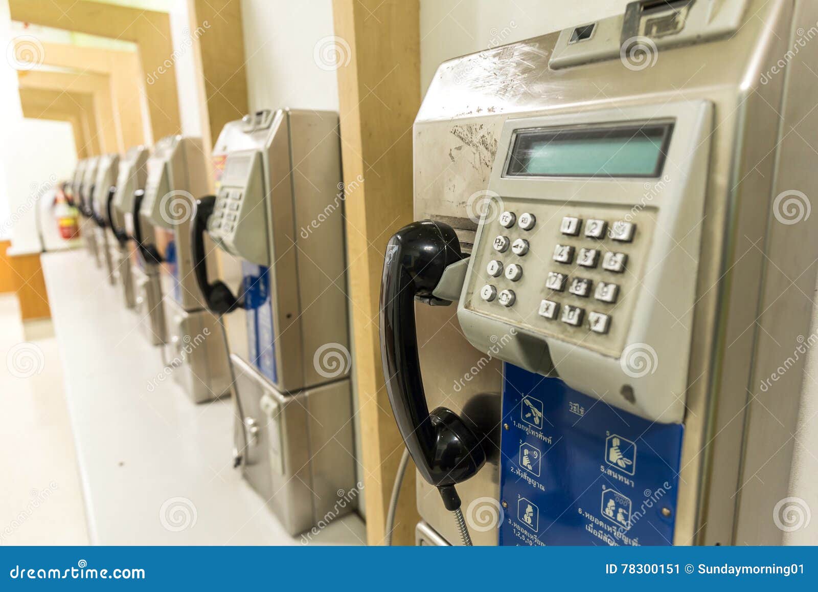 Oude Openbare Telefooncel in Winkelcomplex Stock Illustratie ...