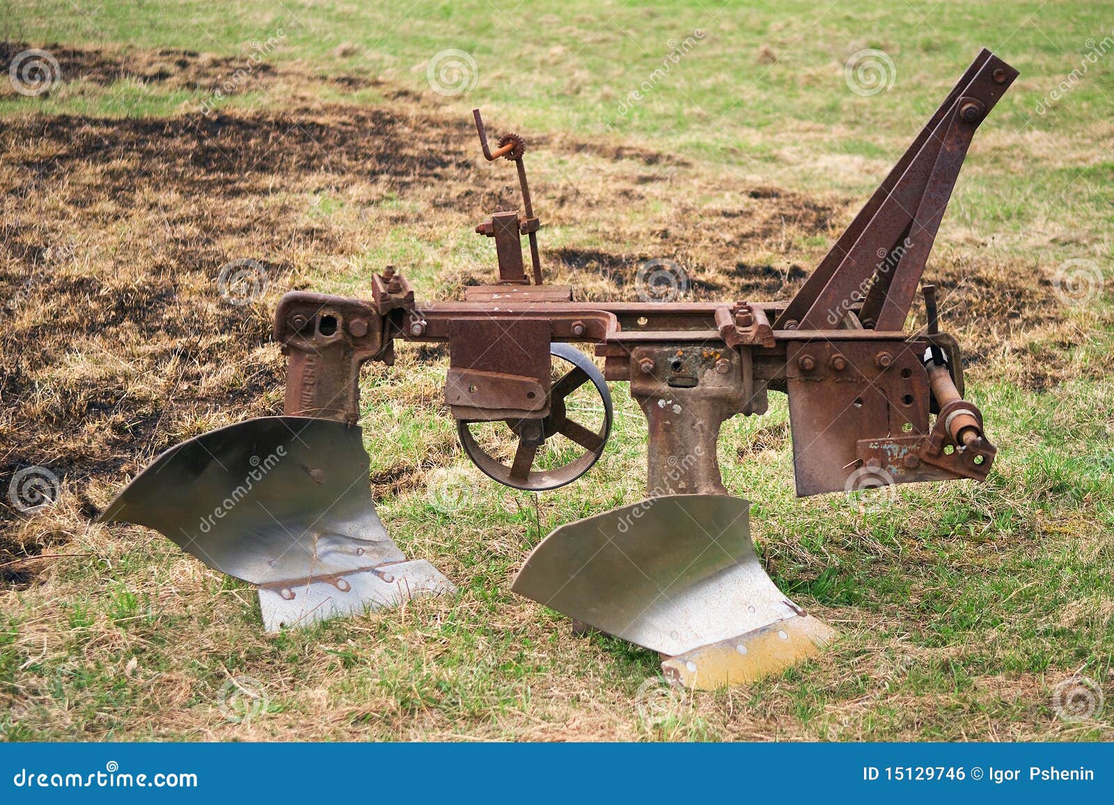 Oude ploeg voor tractor stock foto. Image of zaad, landelijk - 15129746