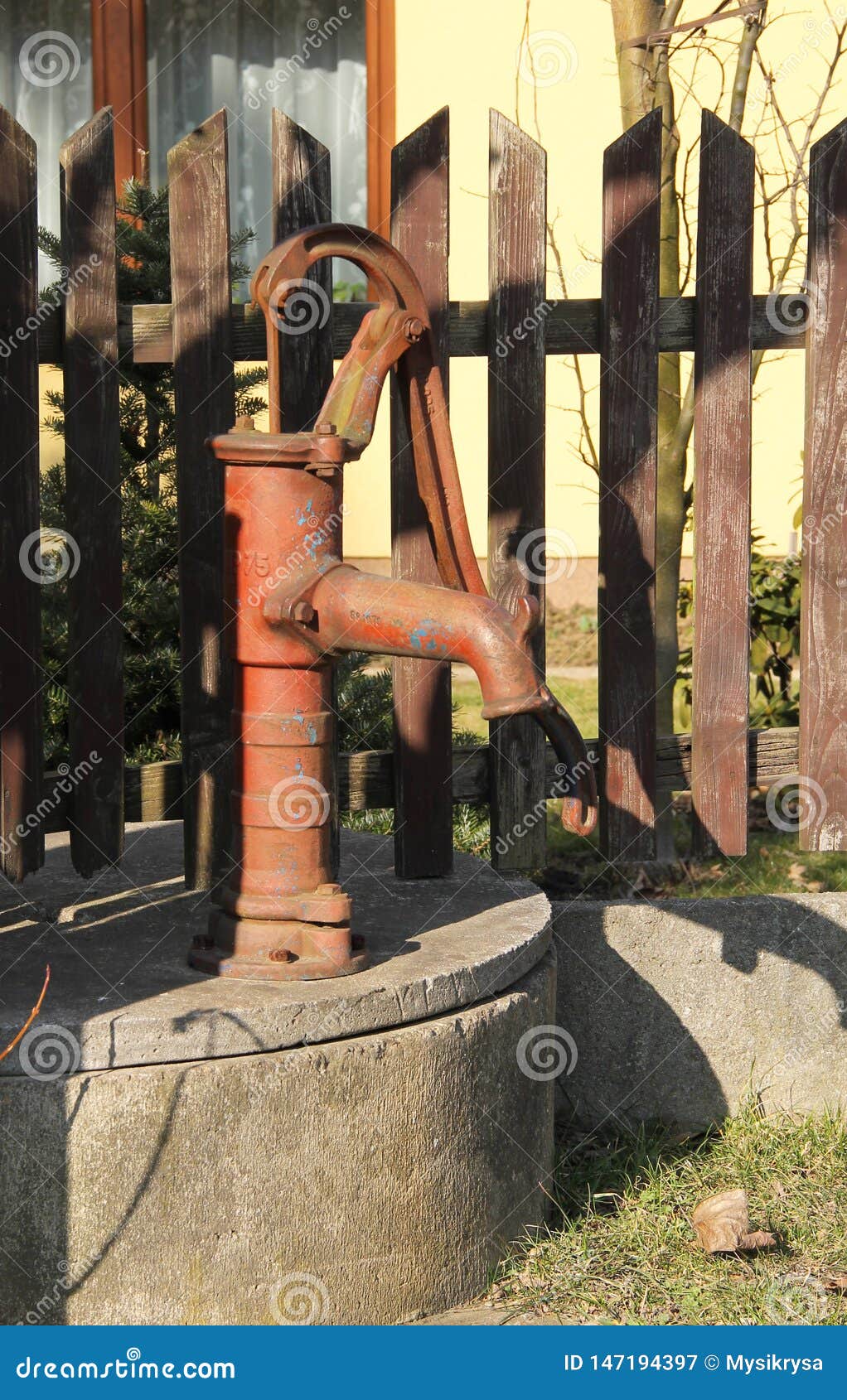 Oude Pomp stock afbeelding. Image of dorp, roestig, land - 147194397