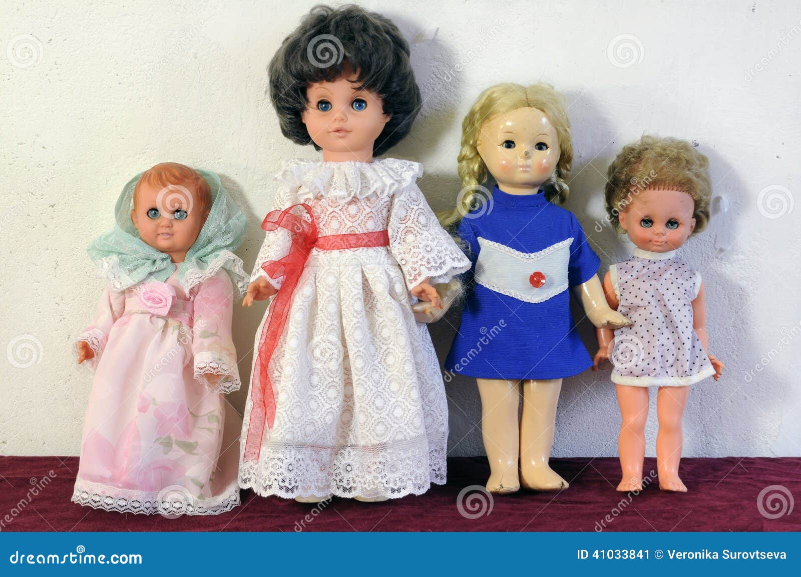 Oude poppen stock afbeelding. Image of blauw, antiquiteit - 41033841