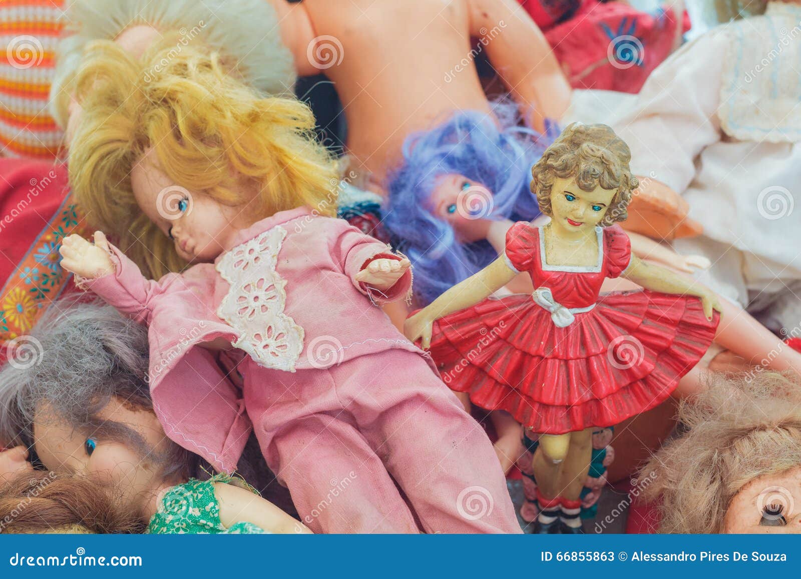 Oude poppen stock afbeelding. Image of baby, verkoop - 66855863