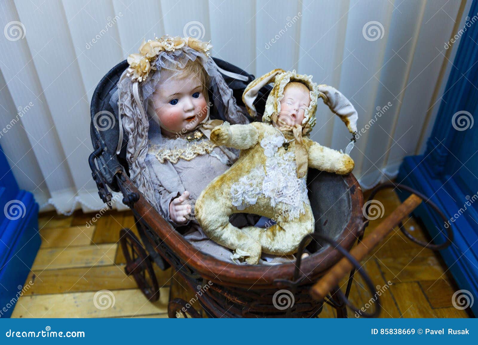 Oude poppen redactionele stock afbeelding. Image of inzameling - 85838669