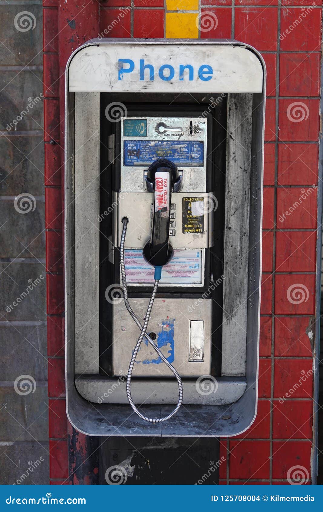 Oude Publieke Telefooncel Op Een Stadsstraat in De Loop Van De Dag ...