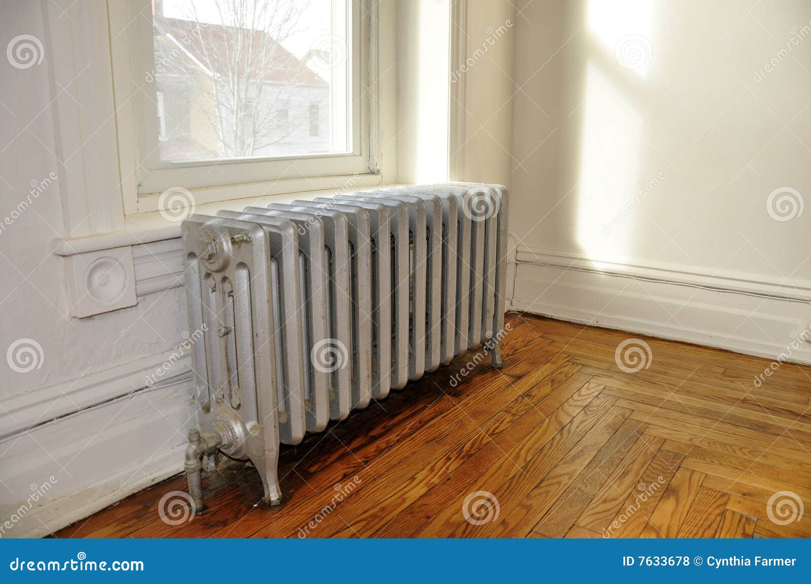Oude radiator stock foto. Image of olie, woonplaats, hout - 7633678