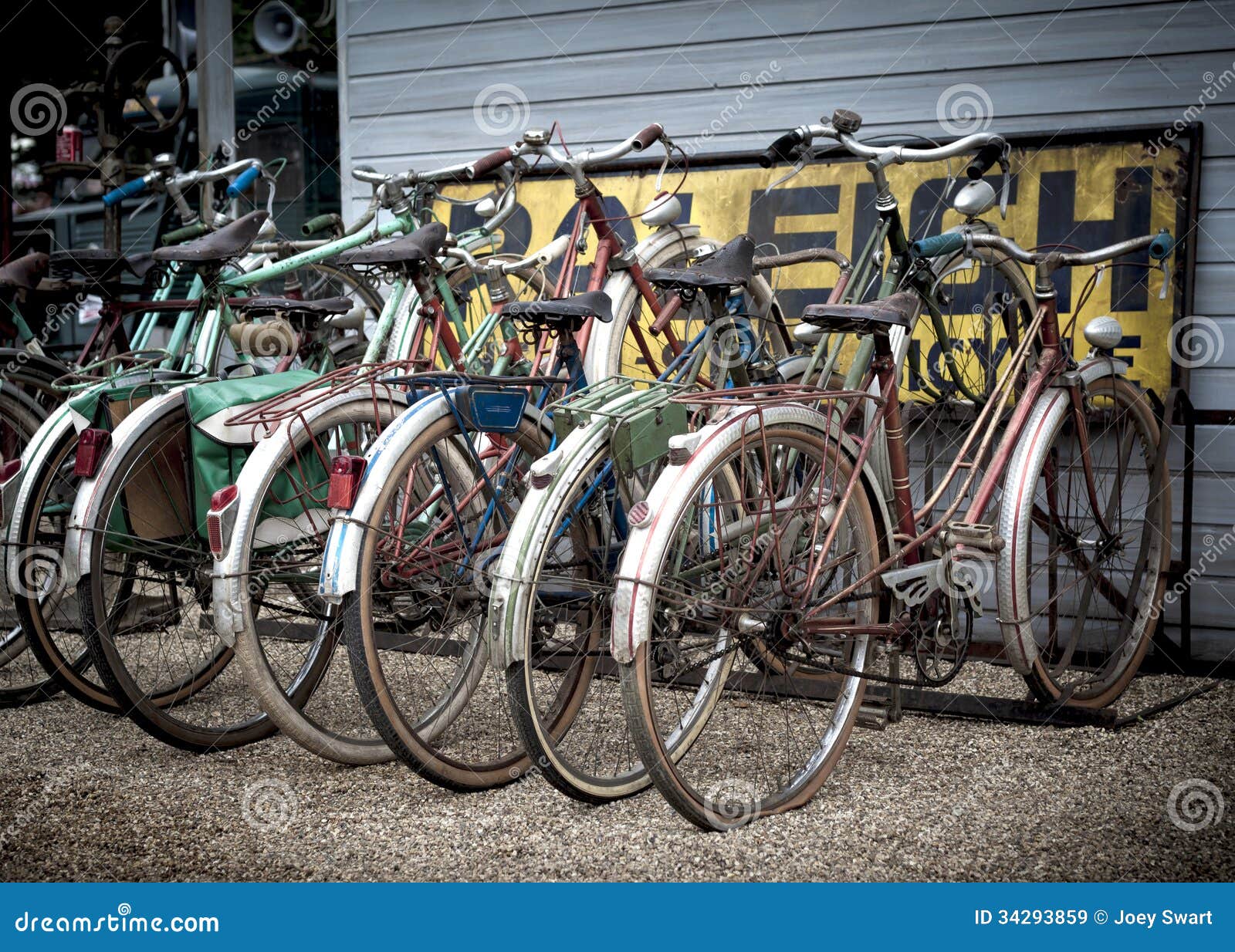 Oude retro fietsen. stock afbeelding. Image of roest - 34293859