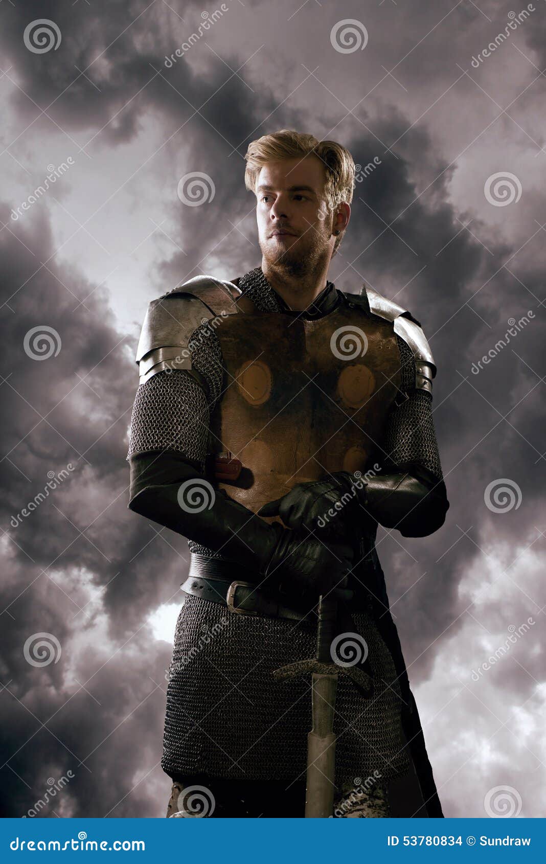 Oude Ridder in Metaalpantser Stock Foto - Image of klassiek, metaal ...