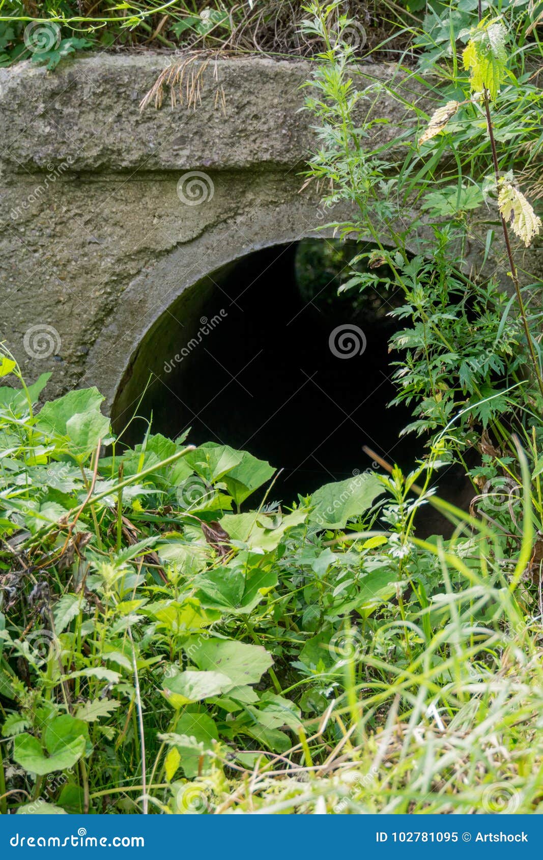 Oude rioolbuis stock afbeelding. Image of riool, water - 102781095