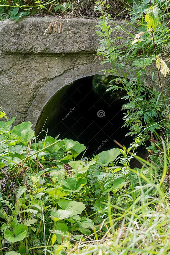 Oude rioolbuis stock afbeelding. Image of riool, water - 102781095