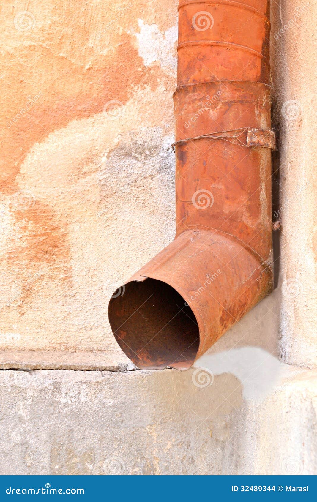 Oude rioolbuis stock foto. Image of buitenkant, buiten - 32489344