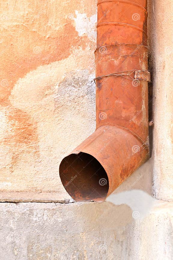 Oude rioolbuis stock foto. Image of buitenkant, buiten - 32489344