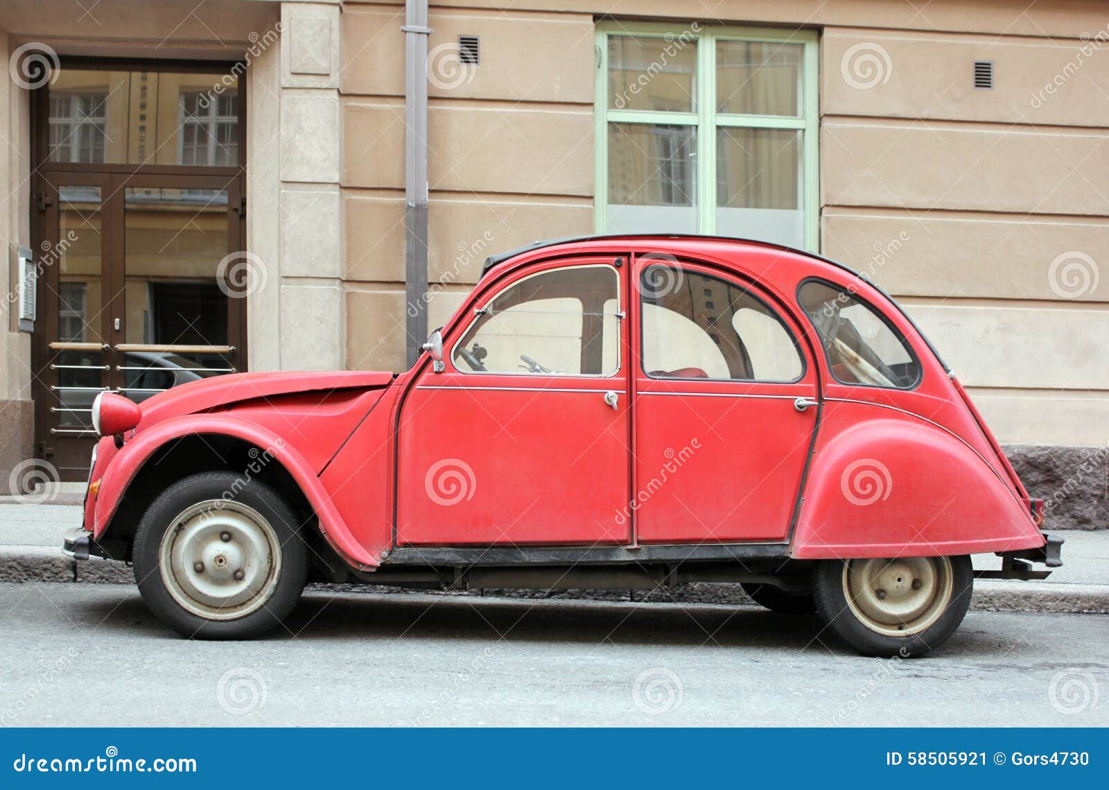 Oude Rode Auto stock afbeelding. Image of rood, inbaar - 58505921
